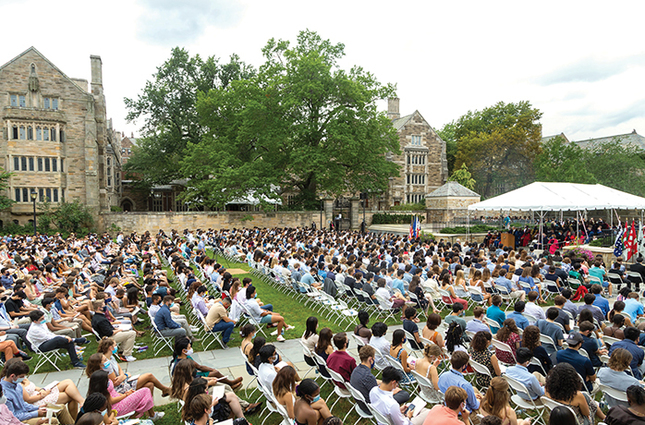 Holding class outdoors | Scene On Campus | Yale Alumni Magazine